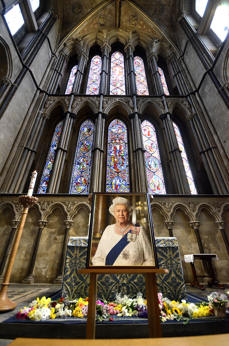 Queen's Death: How Worcestershire has paid its respects - The Evesham ...