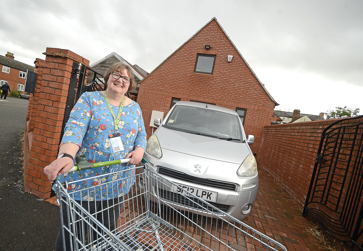 Community outreach team highlights food bank services across the Vale ...