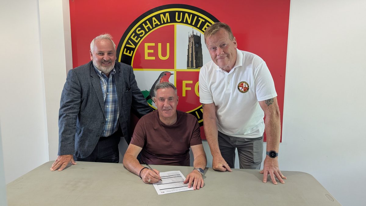 FOOTBALL - Evesham United manager Mike Ford signs new contract with ...